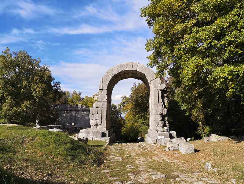 Visitare il parco archeologico di Carsulae, Umbria